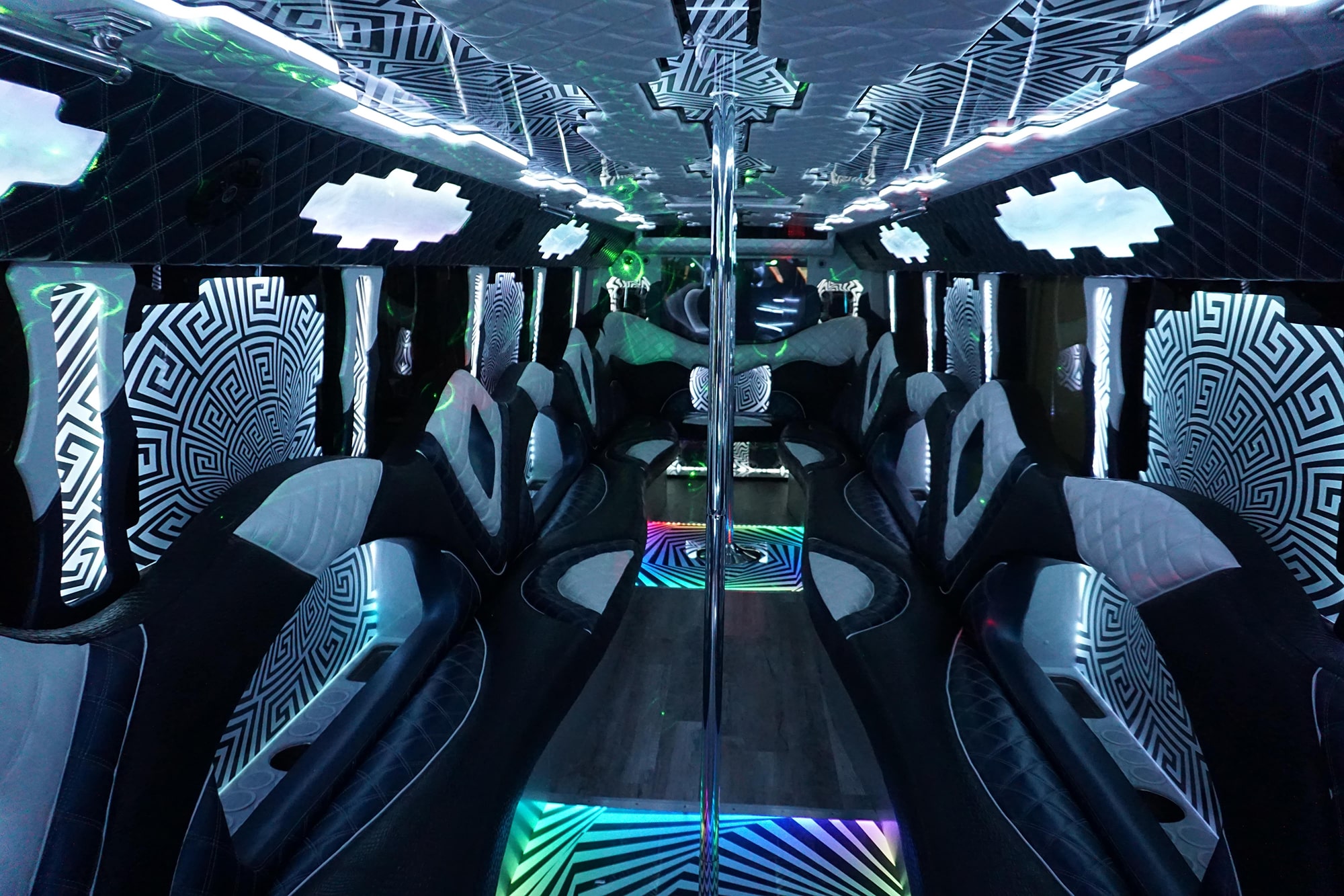40 pass. party bus "EPIC" - chicagopartylimobuses.com